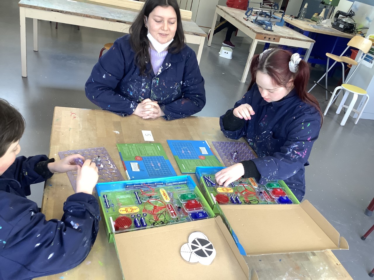 Techniekles op school. | Herman Broerenstichting